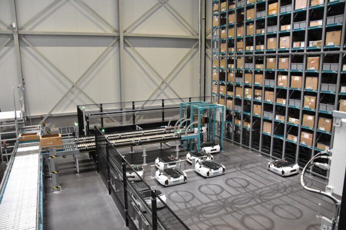 Pick and Replenishment Stations for Automated Warehouses | Exotec