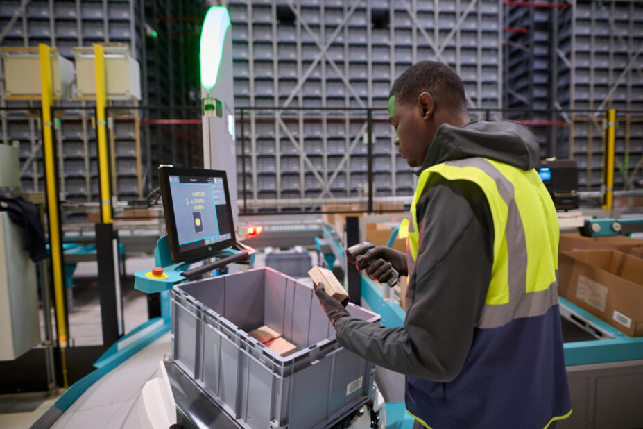 Automatisation des entrepôts : Types, avantages et bien plus encore ...