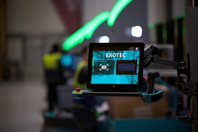 Pick and Replenishment Stations for Automated Warehouses | Exotec