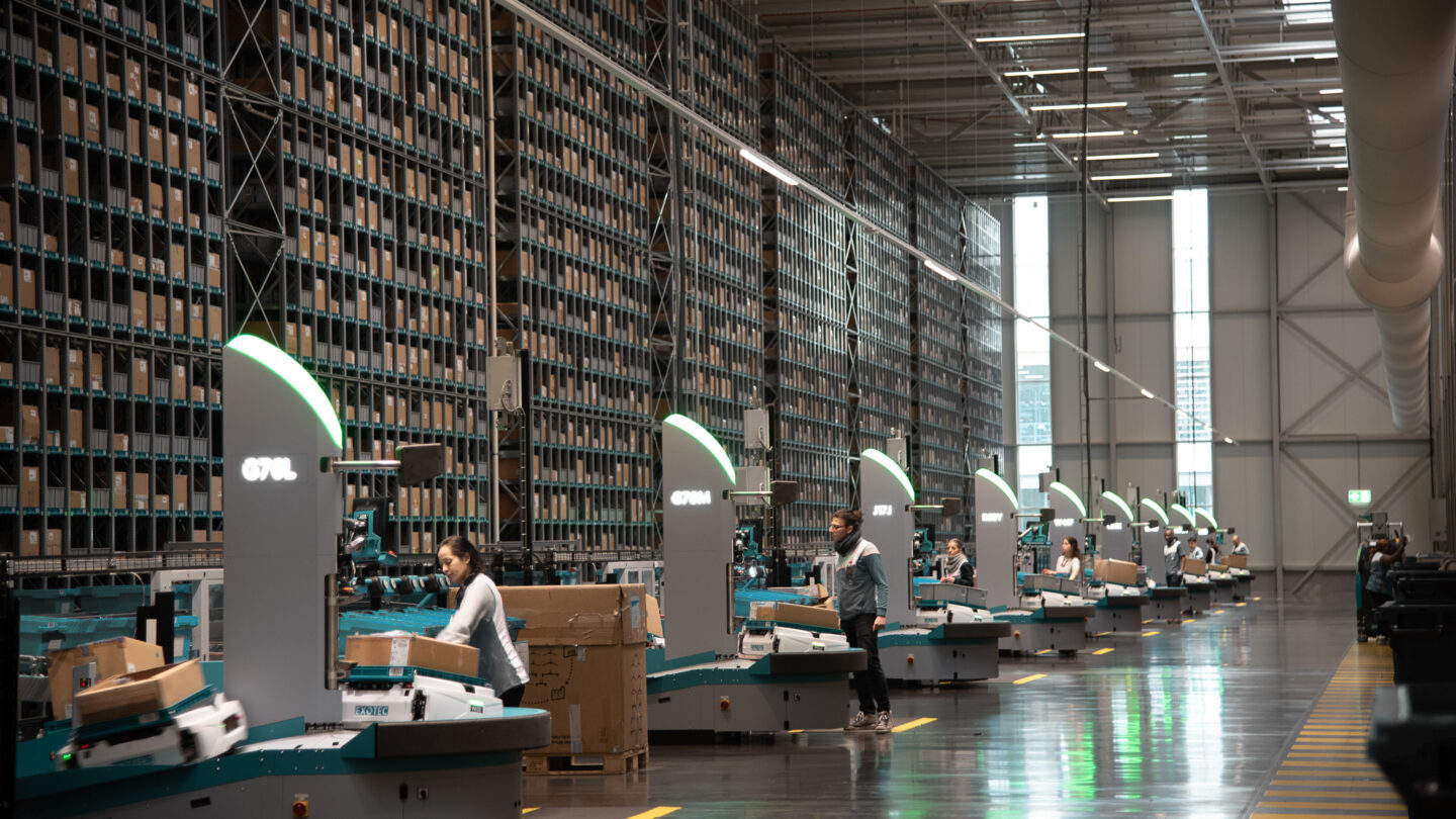 How do you calculate minimum stock levels in your logistics warehouse?