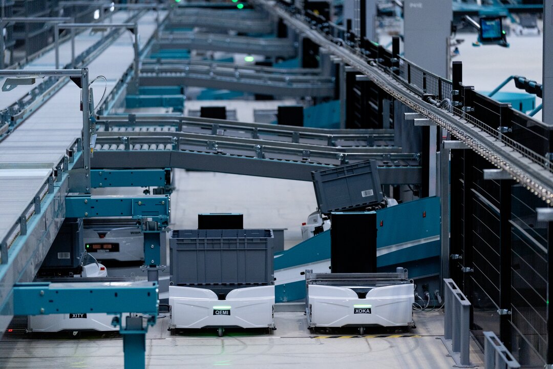 Automated Warehouses: From Person-to-Goods to Goods-to-Person | Exotec