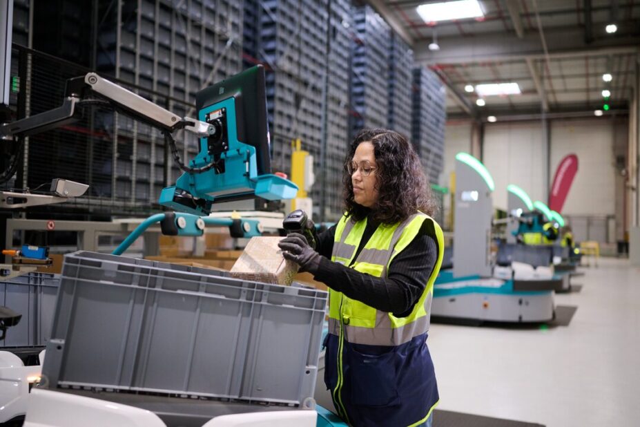 Ways to Reduce Warehouse Picking Errors | Exotec